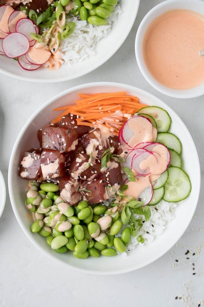 Poke Bowls de atún (¡con salsa de mayonesa picante!) - Stephanie Kay ...