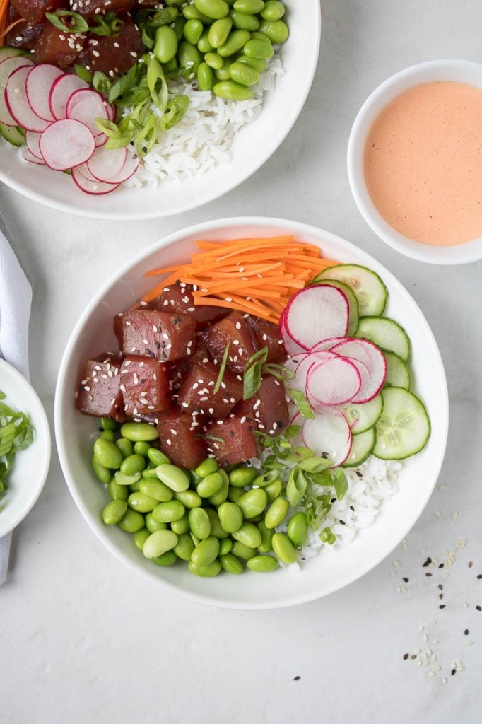 Poke Bowls de atún (¡con salsa de mayonesa picante!) - Stephanie Kay ...